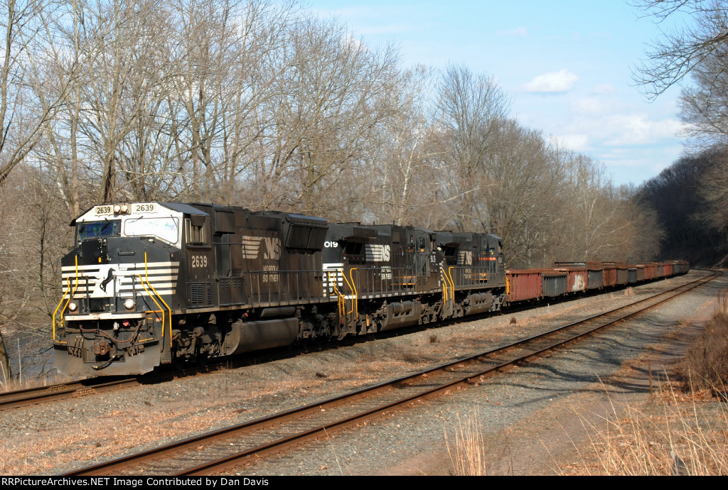 NS SD70M 2639 leads 69T